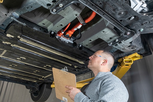 Lifting vehicles with high-voltage batteries: What you need to know ...